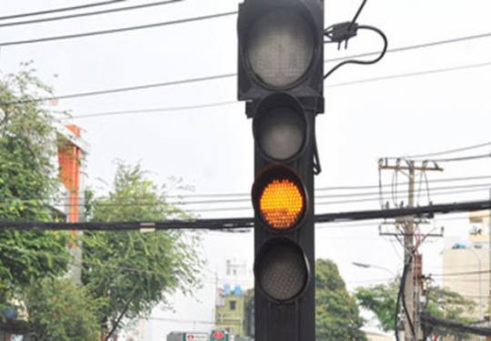 Đèn vàng "nhạy cảm"